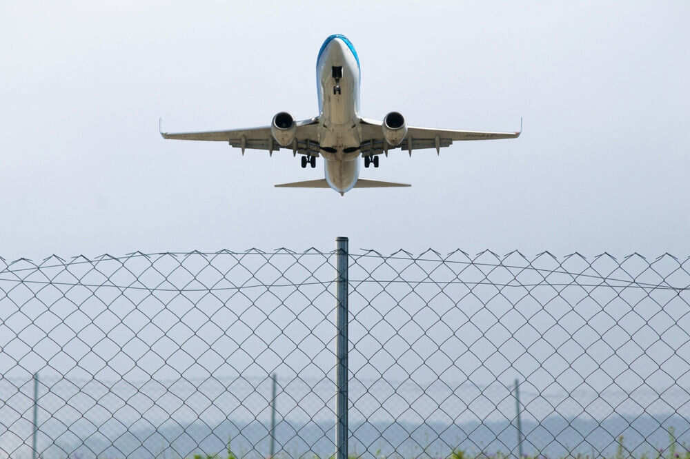 Mid-Air Madness: Passenger’s “Simulation” Rant Turns Violent | Daily Answer